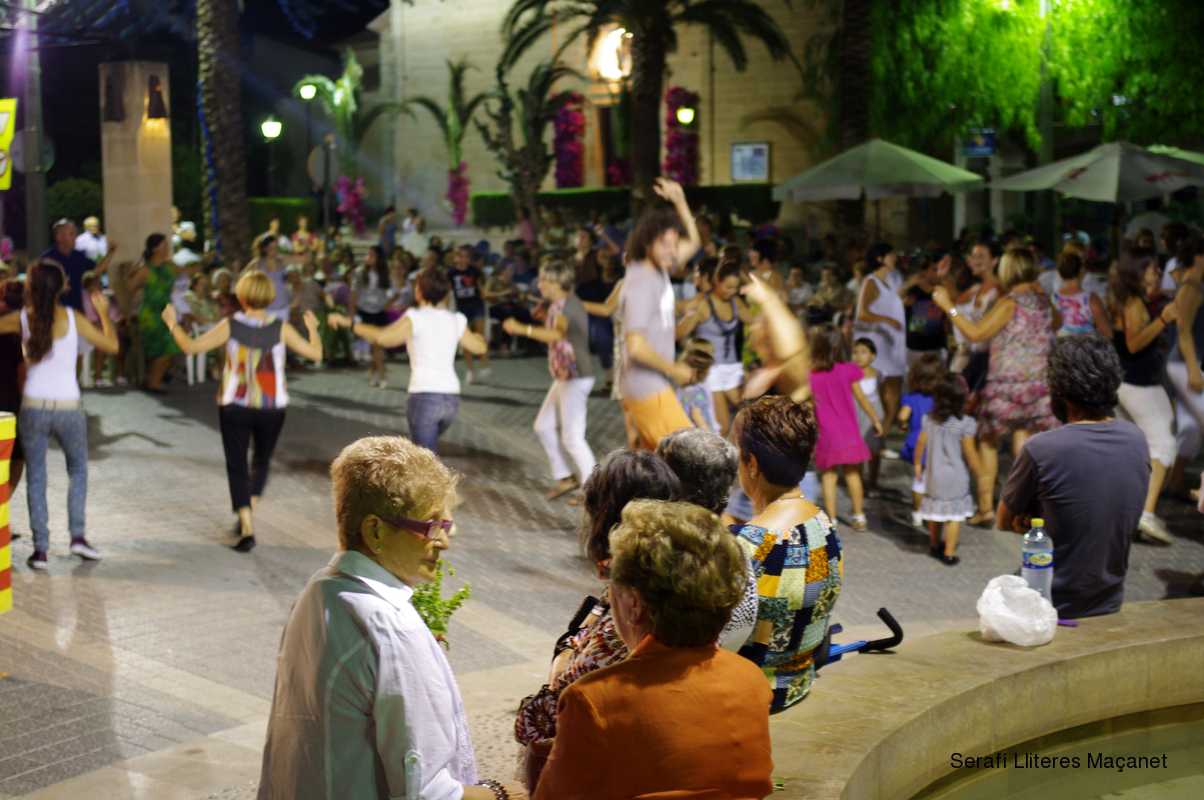 Fotos de la sonada de ball de bot d’ahir vespre a la plaça de l ...