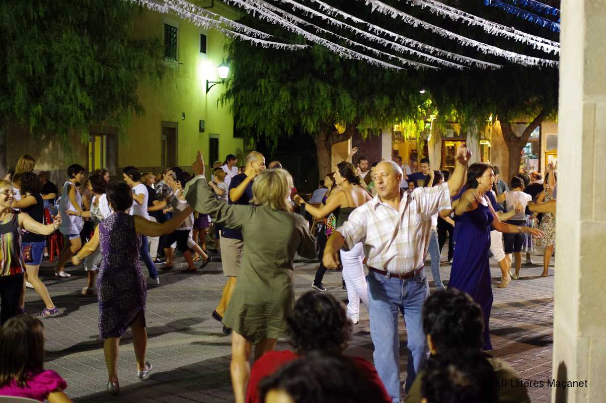 Fotos de la sonada de ball de bot d’ahir vespre a la plaça de l ...